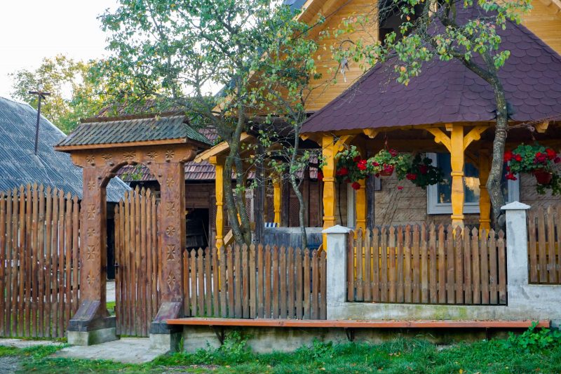 Ce să vezi în Breb, cel mai frumos sat din Maramureș? Despre porțile ...