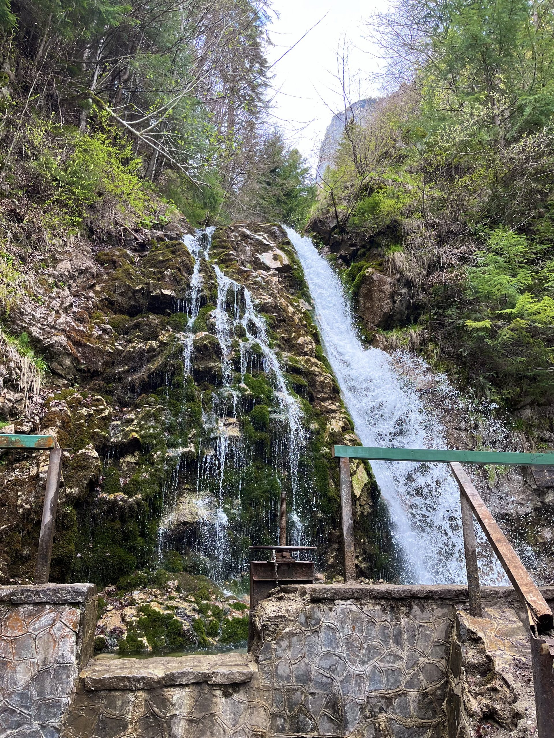 5 drumeții ușoare de o zi în Munții Bucegi: Cascada Urlătoarea ...